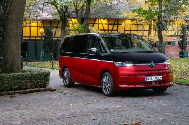 New VW Multivan premieres as the first BULL with a plug-in HYBRID ...