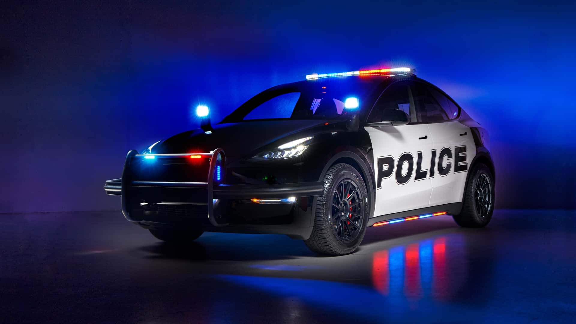 POLICIJSKI avtomobil Tesla model Y od podjetja UNPLUGGED PERFORMANCE ...