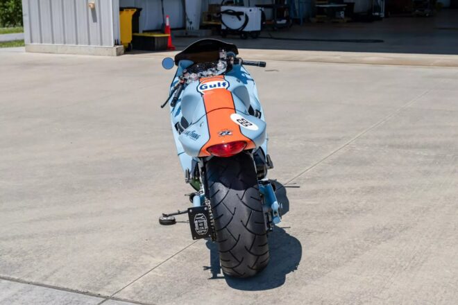 Suzuki GSX 1300R Hayabusa in Gulf colors seems fast even when standing ...